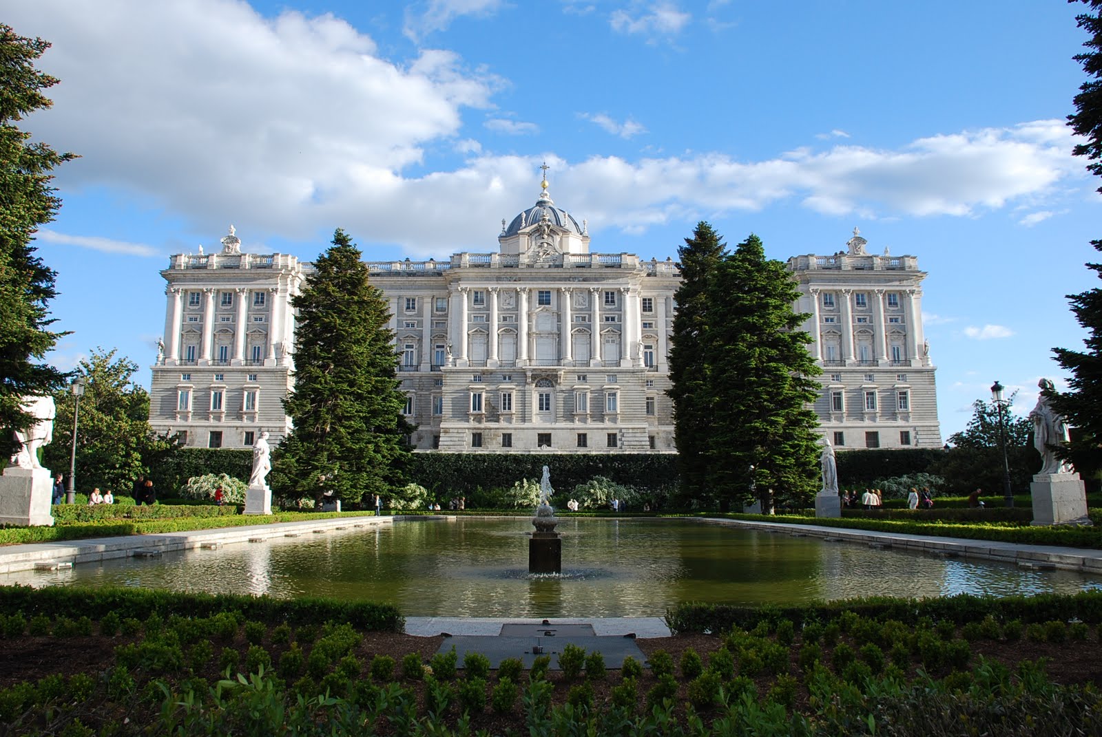 One Of The World s Largest Palaces One Of The World s Largest Palaces