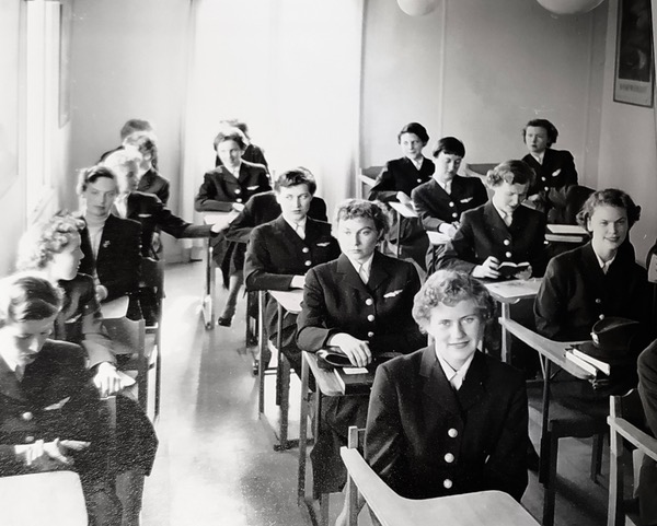 7 stops from Rome to Tokyo - Life of a SAS air hostess in the 1950s